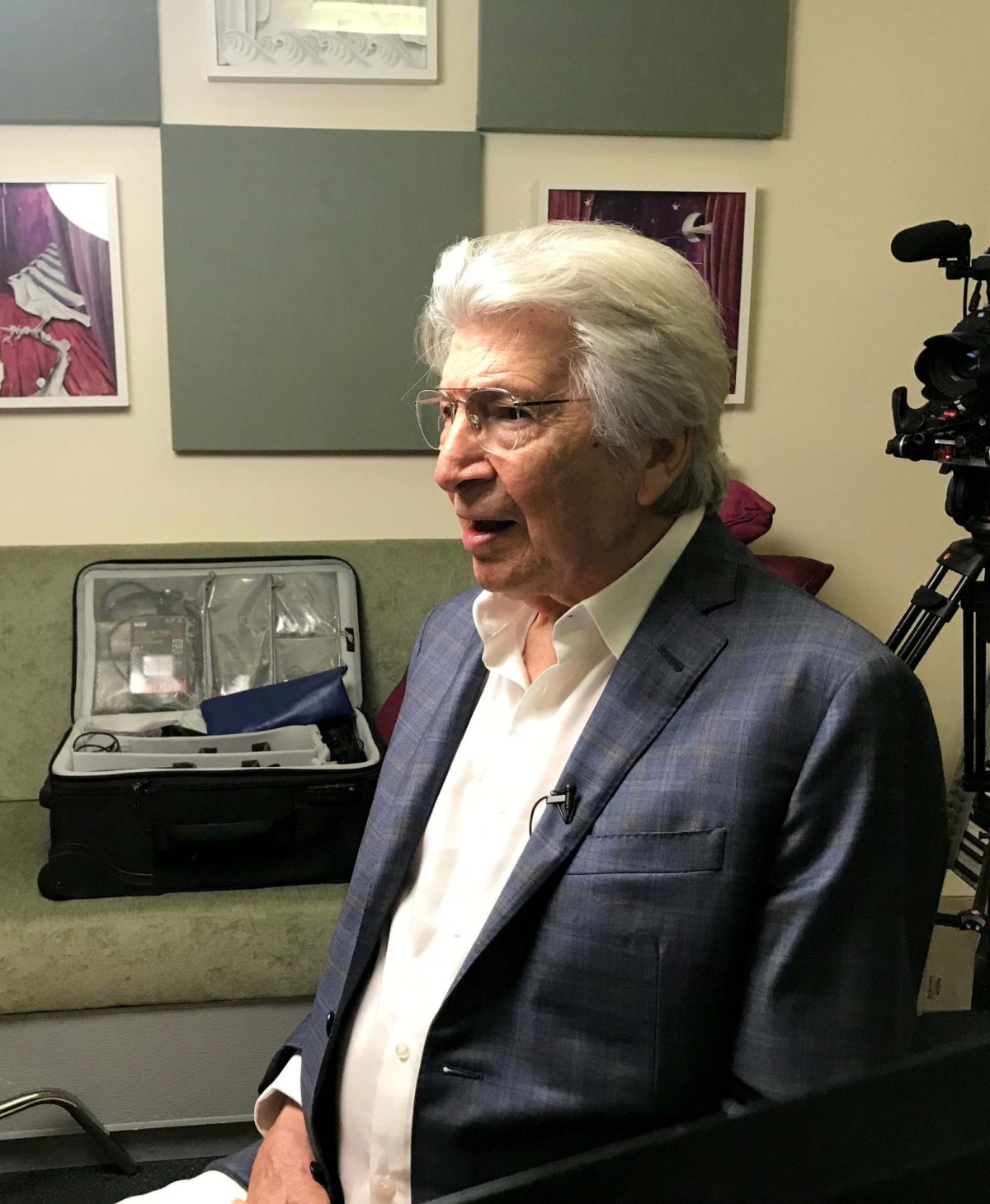 El caballero de fina estampa Manuel Alejandro regresa a América con 90 años