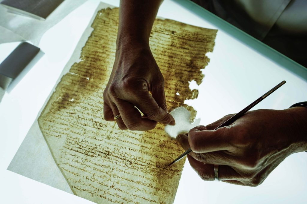 El taller que resucita los documentos históricos de Córdoba