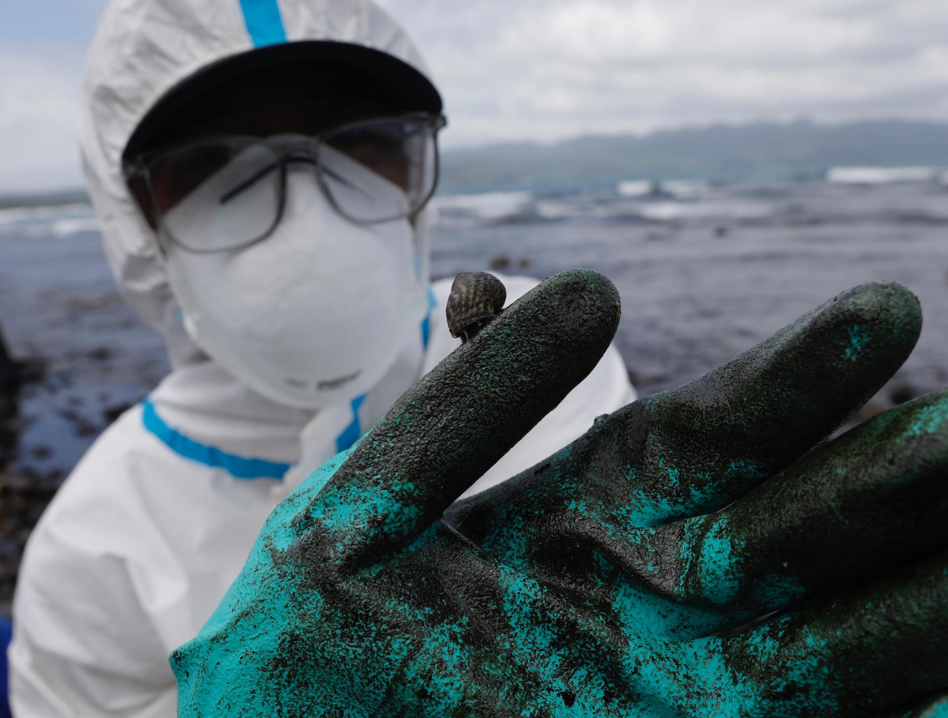 Philippines oil spill may take more than a month to contain: coast ...