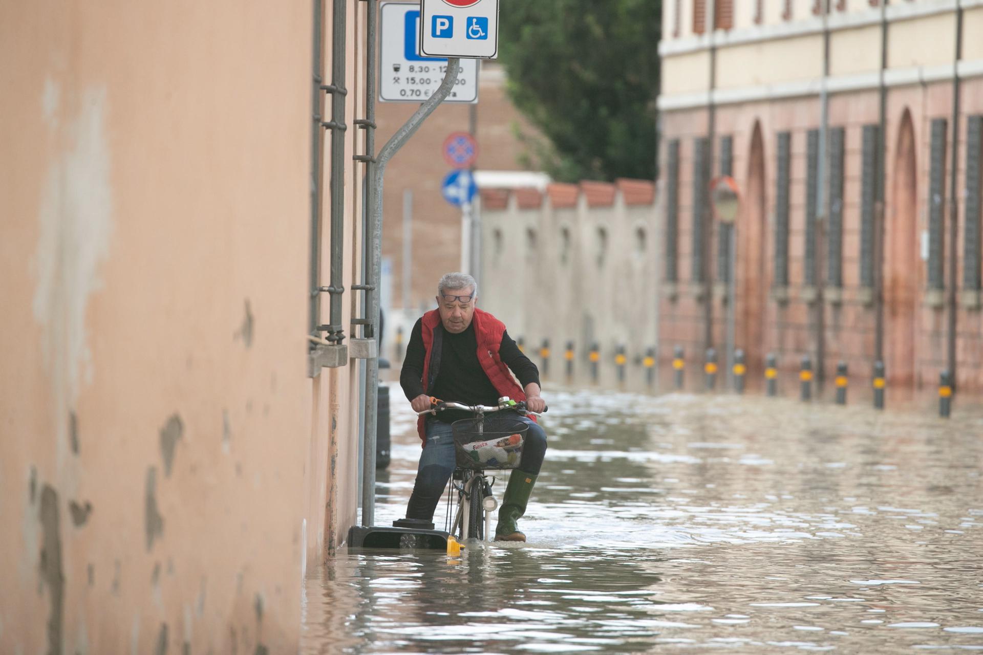 Thousands evacuated as deadly floods devastate northern Italy - EFE ...