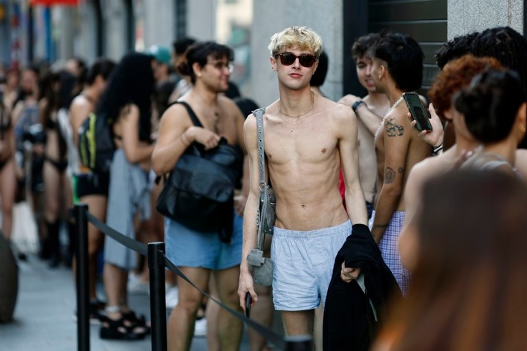 Jóvenes en ropa interior para hacerse con prendas gratis