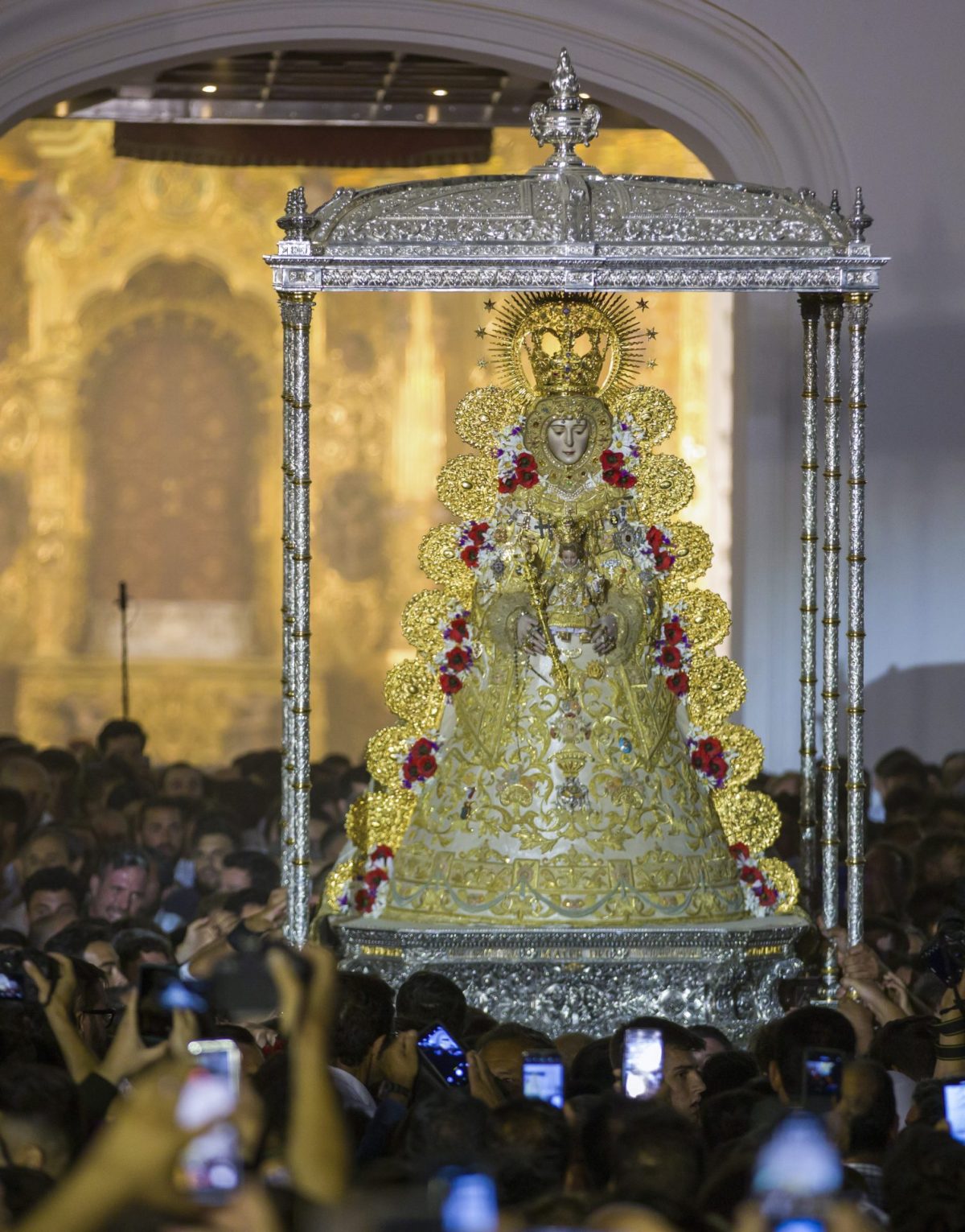 La Virgen del Rocío será restaurada durante 3 meses en su templo
