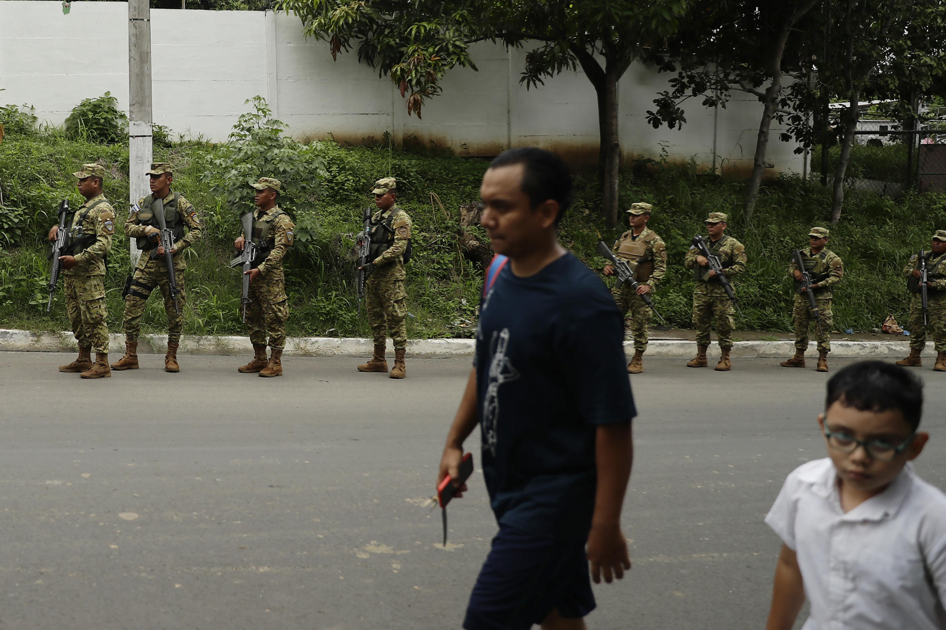 El Salvador's security forces deployed to 3 urban communities in San ...