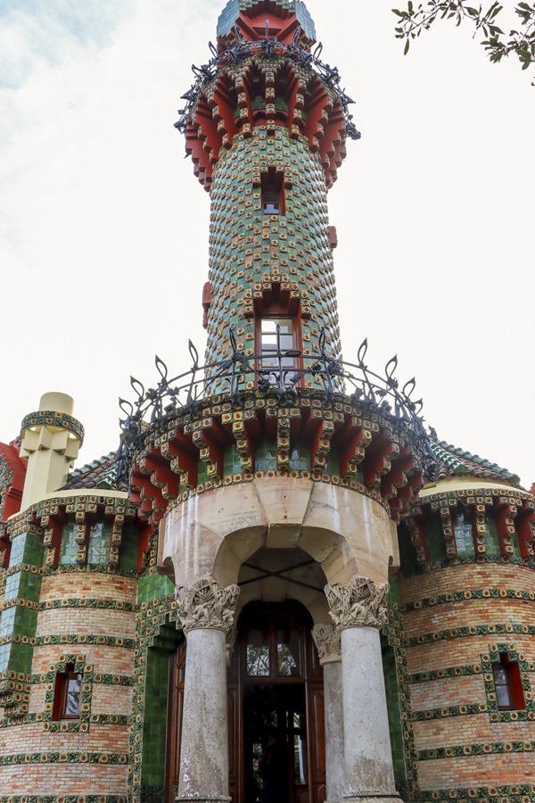 El Capricho de Gaudí, la "rara avis" del modernismo entre las montañas ...