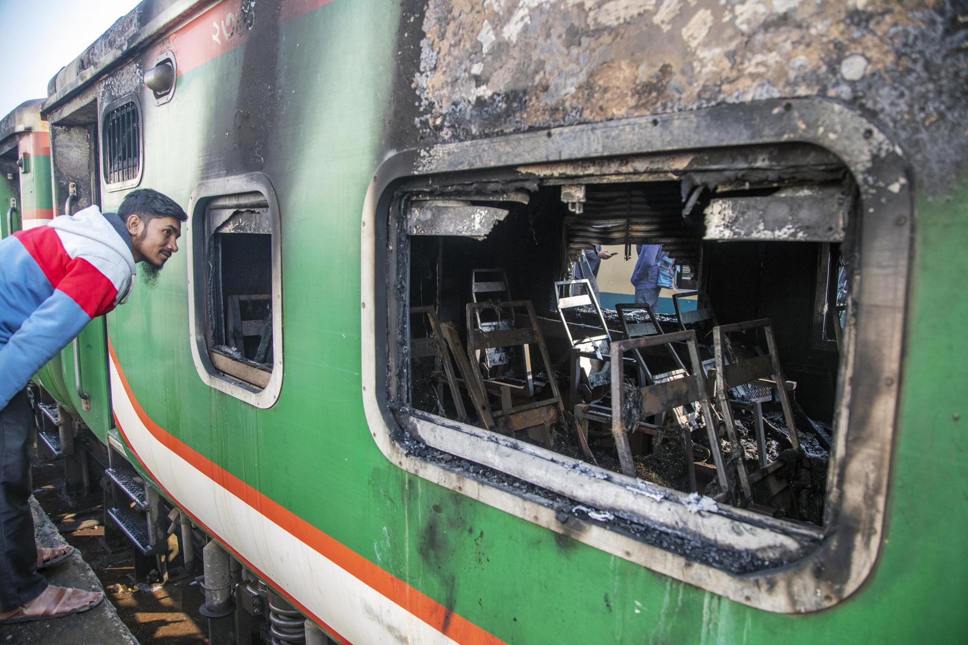 Four killed as train catches fire in Bangladesh capital - EFE Noticias