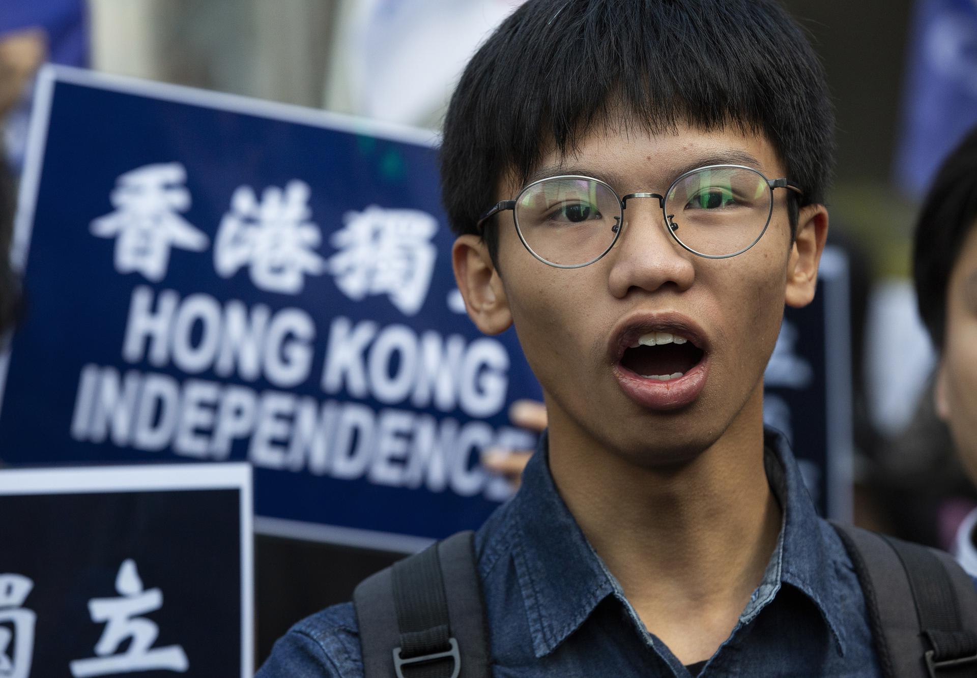 Pro-democracy activist flees Hong Kong, seeks UK asylum - EFE