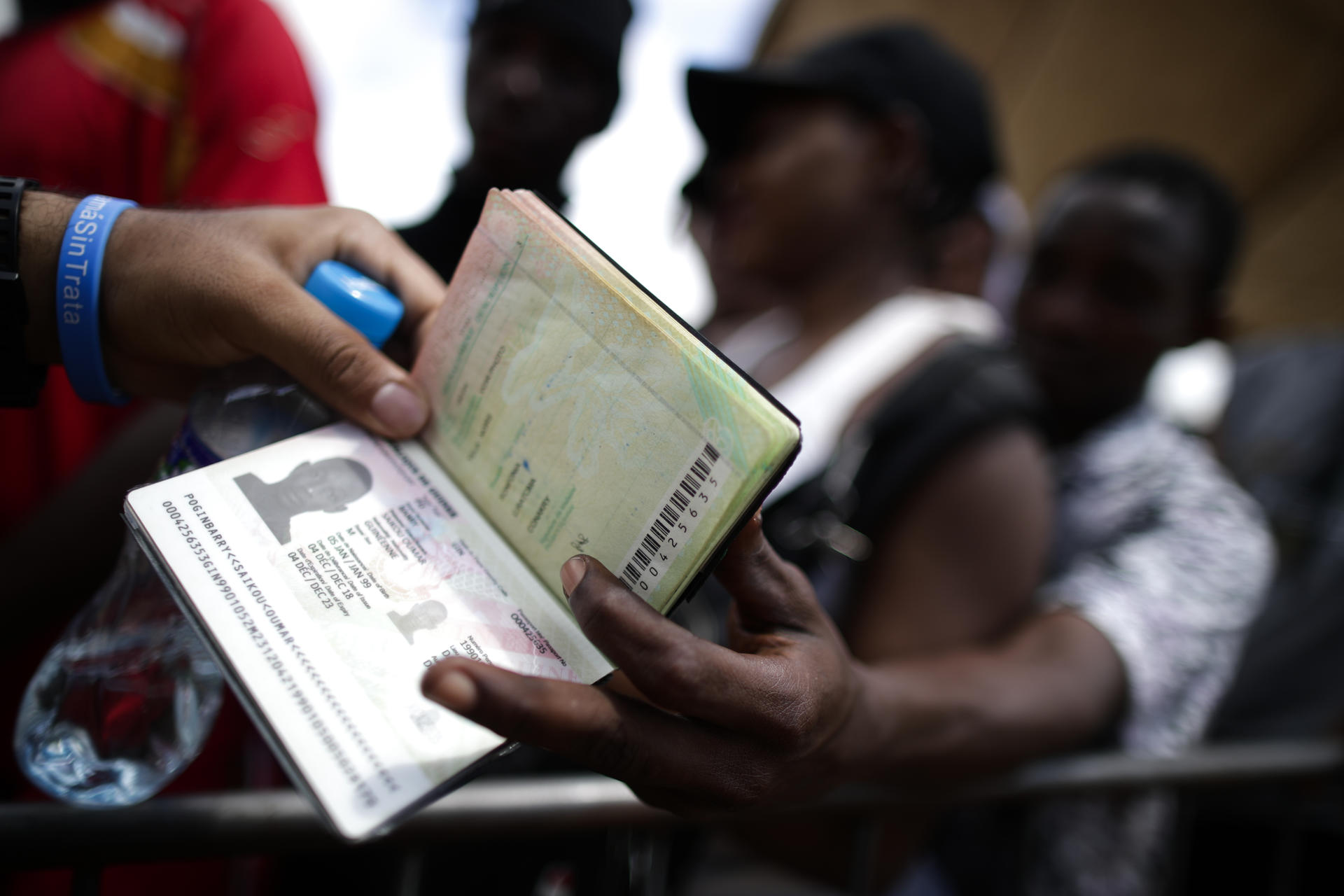 24 members of migrant smuggling network arrested in Colombia - EFE