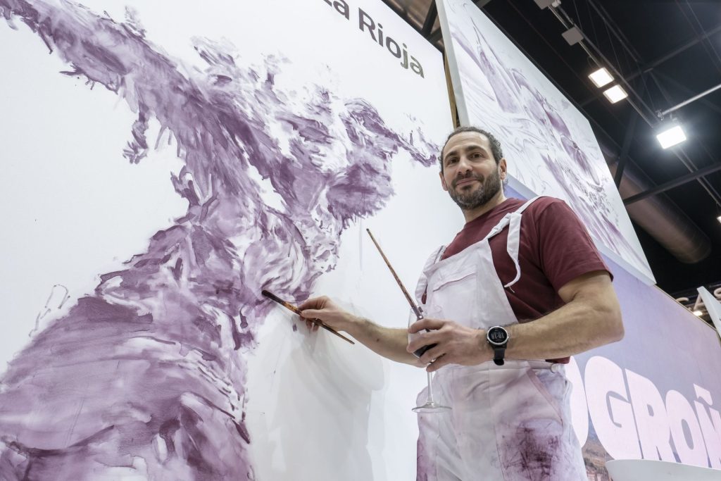 Pinceladas de vino tinto para mostrar en Fitur los mejores reclamos ...