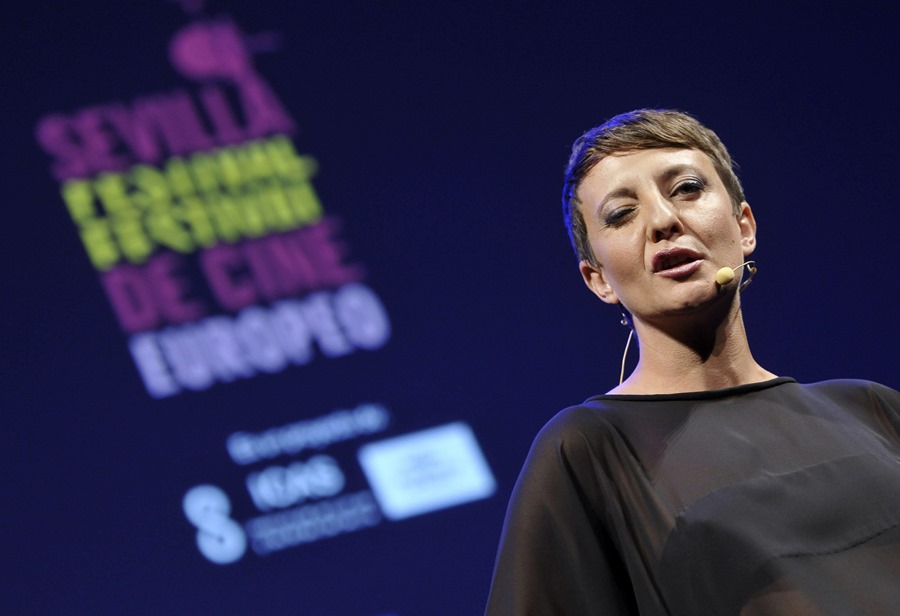 Ana Polvorosa, salvavidas en la piscina de Eva Hache