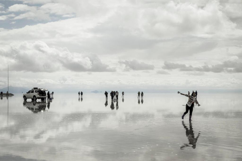 Tourists welcome New Year at 'giant mirror' on Bolivian salt flats ...