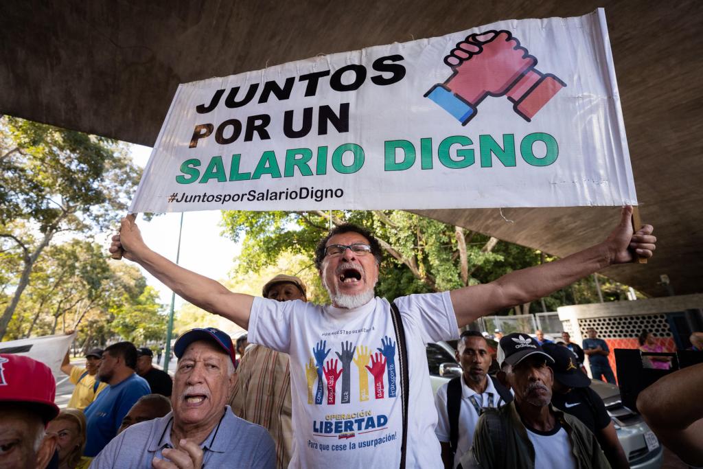 Venezuelan workers protest 'starvation wages' and demand 'decent ...