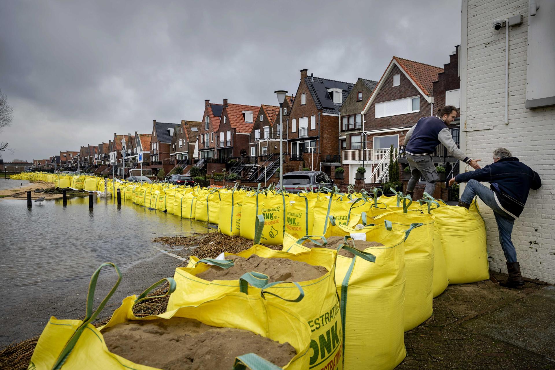 Deadly storm batters northwest Europe, triggers major flooding - EFE