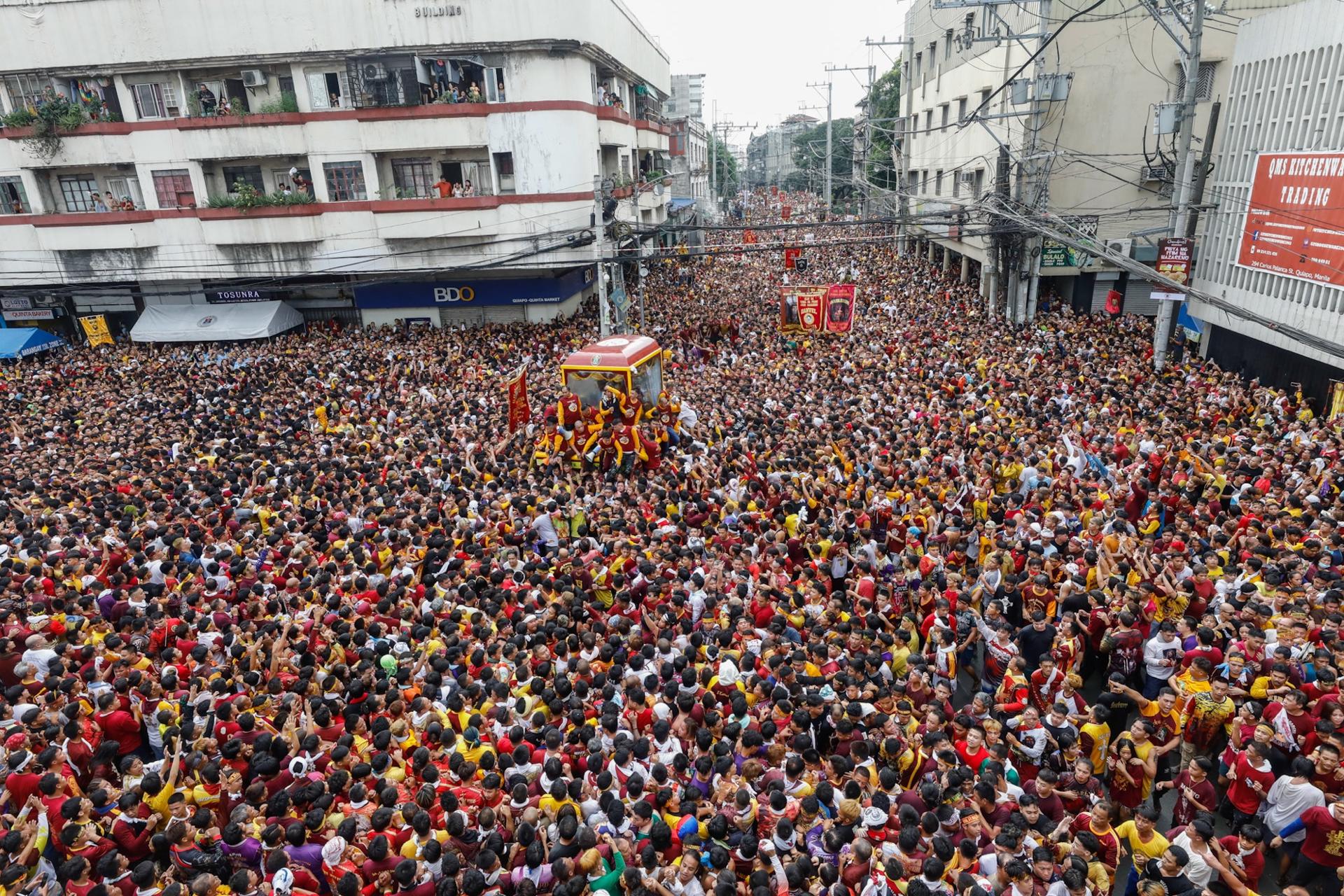 Mass Black Nazarene parade returns to Manila after Covid-19 break - EFE ...