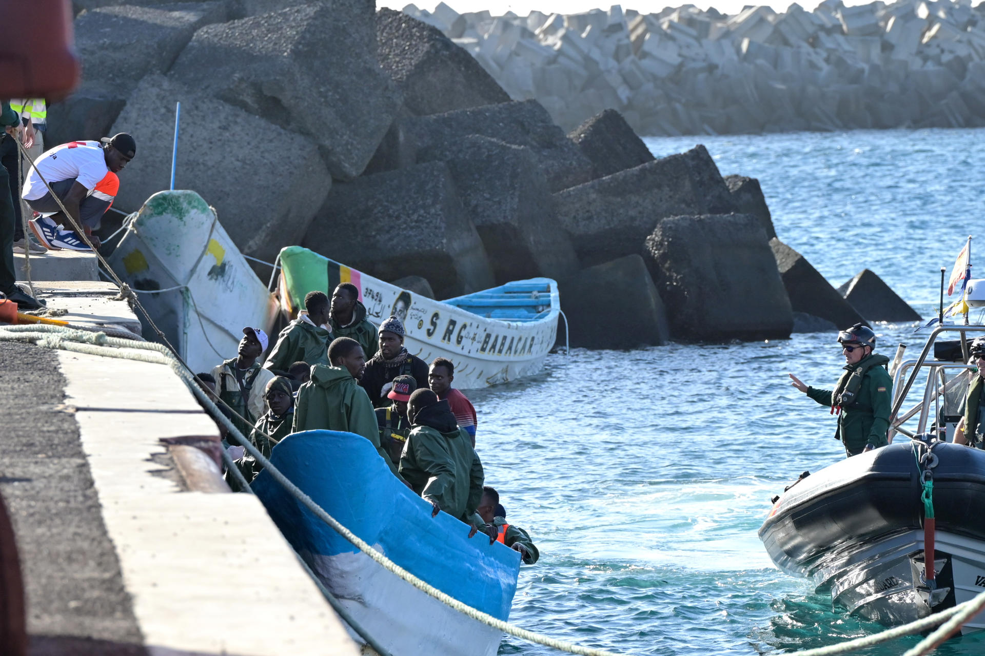 Canarias recibió en enero tantos migrantes en cayucos como en todo el ...