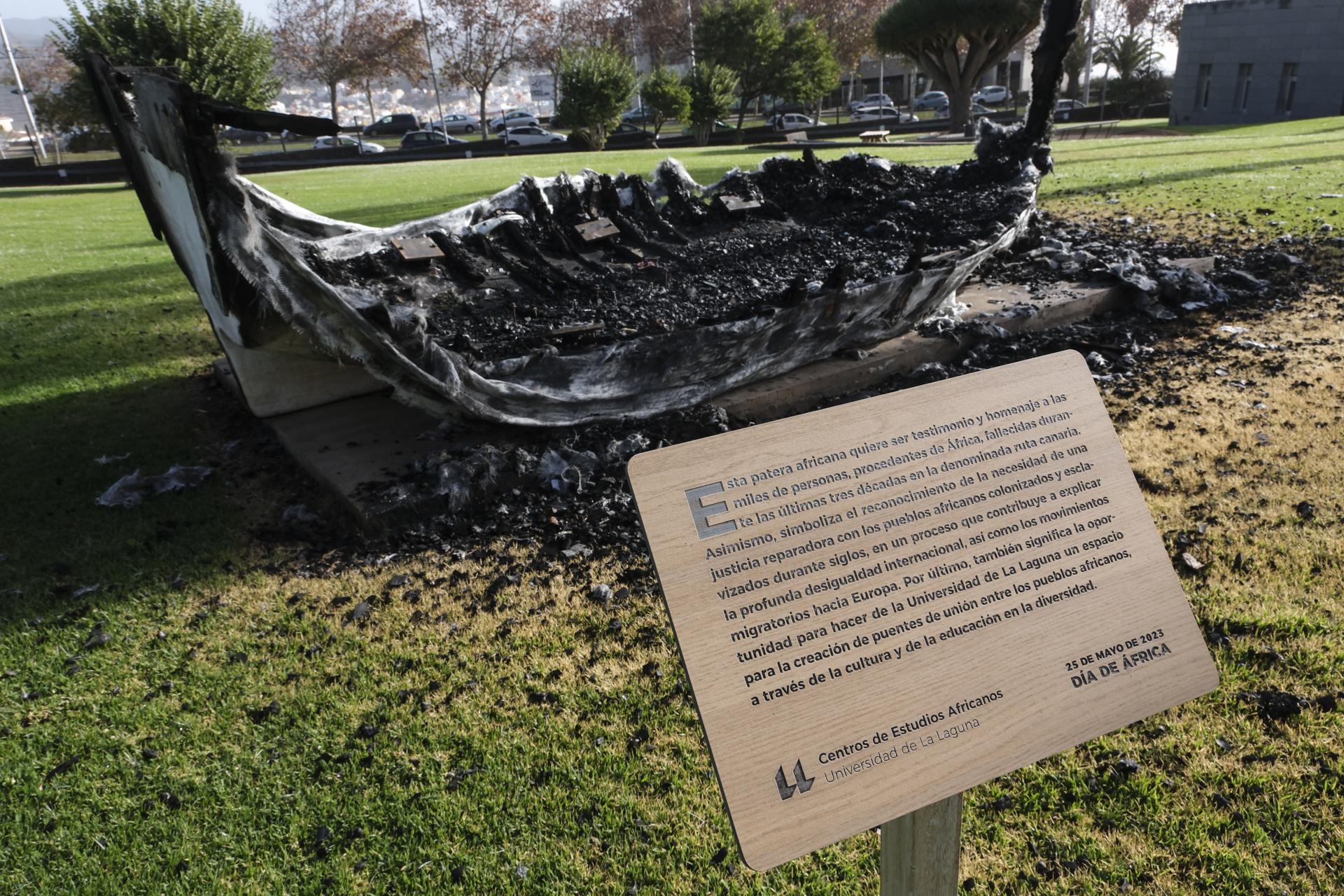 La ULL denuncia el incendio intencionado de una patera instalada en uno ...