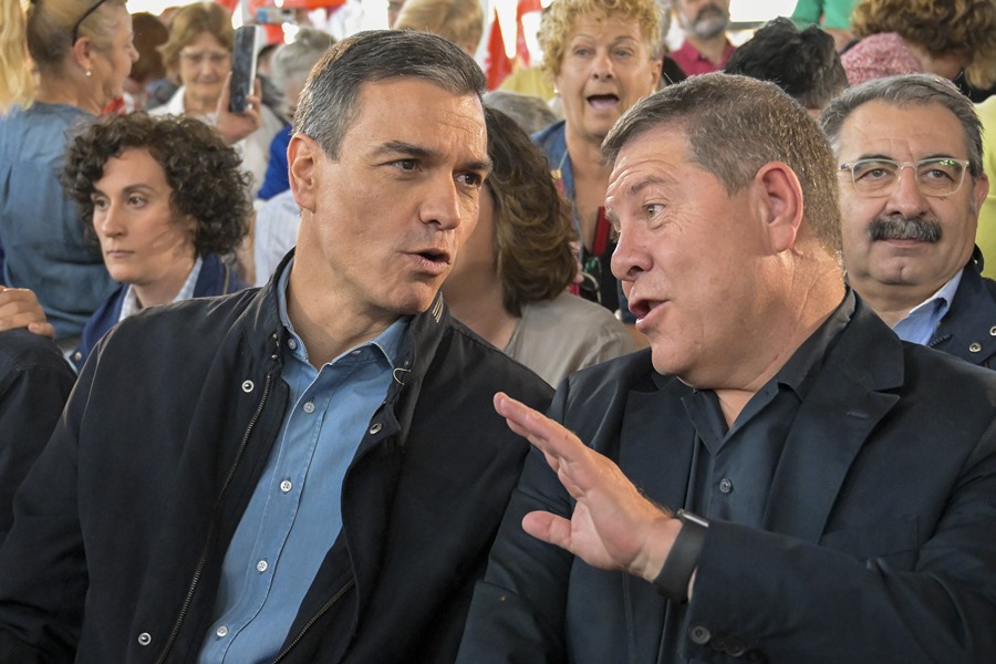 Sánchez pide a Page discutir dentro de los órganos del PSOE