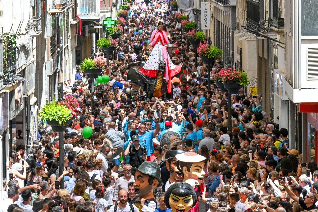La Tarasca de Granada se pone flamenca y guerrera