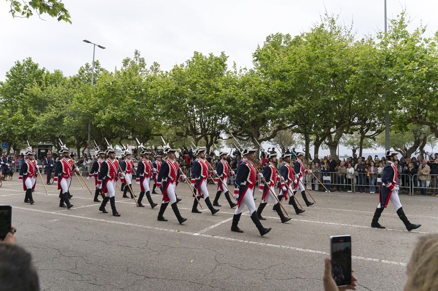 Desfile de la Guardia Real: Juramento a la Bandera en Santander - EFE ...