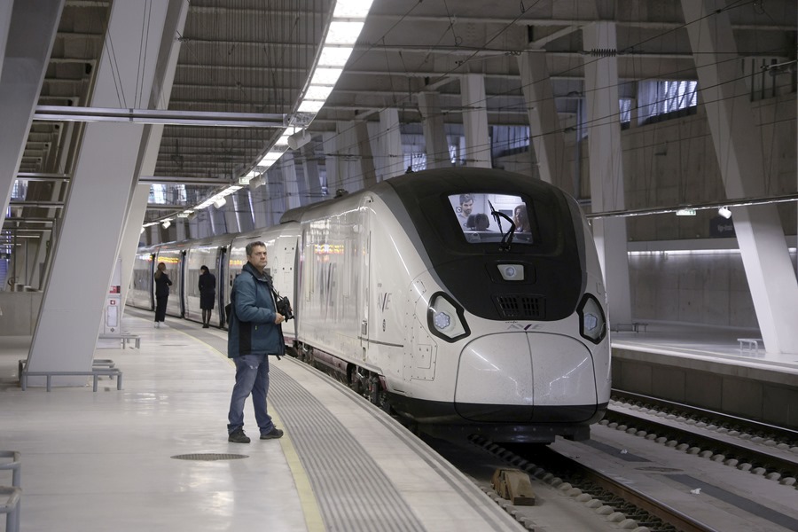 Renfe estrena los Avril de Talgo y arranca el AVE a capitales gallegas ...