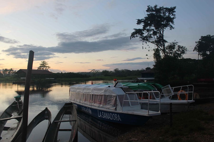 Amazonía de Perú: La lancha que recorre ríos para cuidar a niños