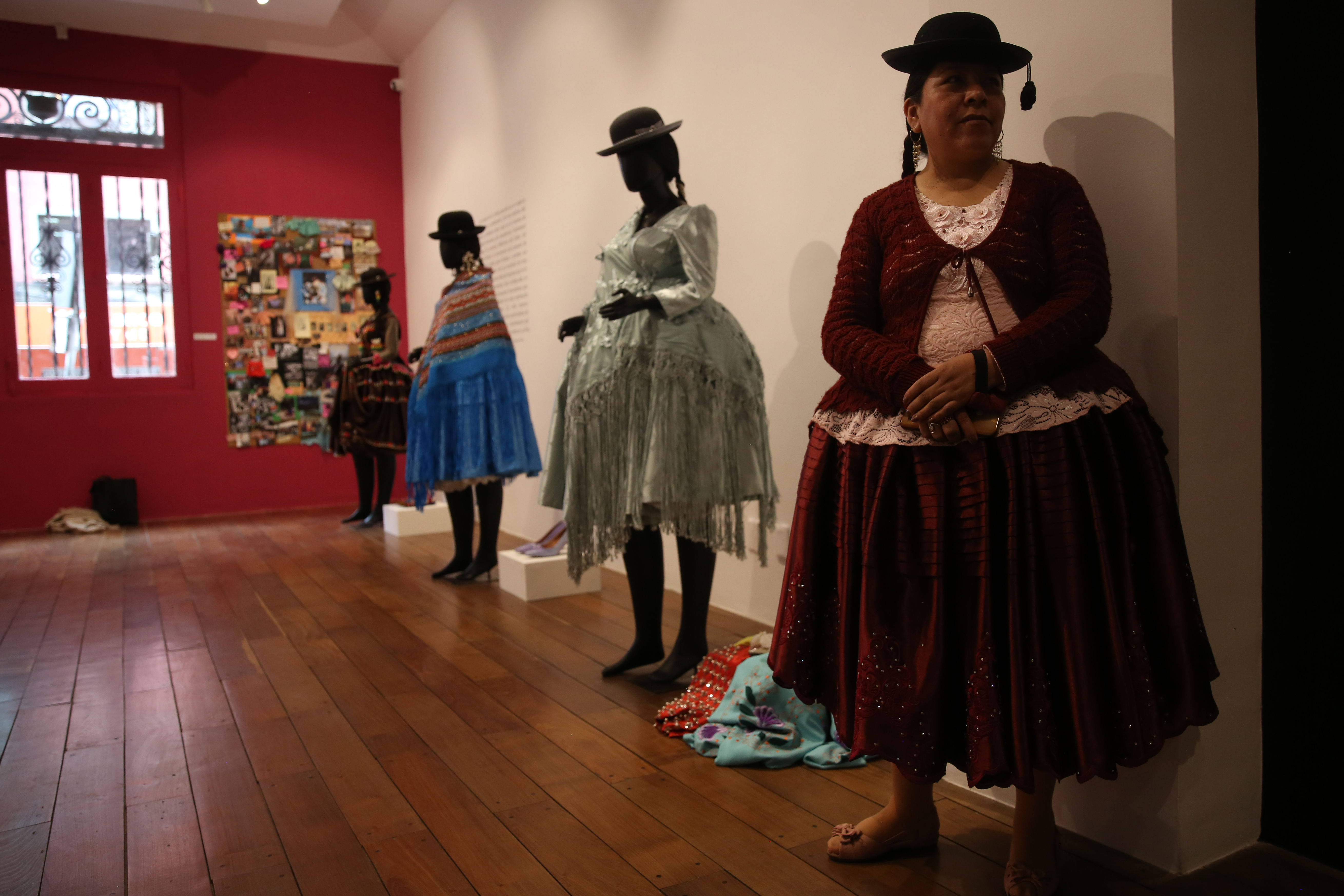Cholas de Bolivia representan su “fuerza y libertad” en exposición