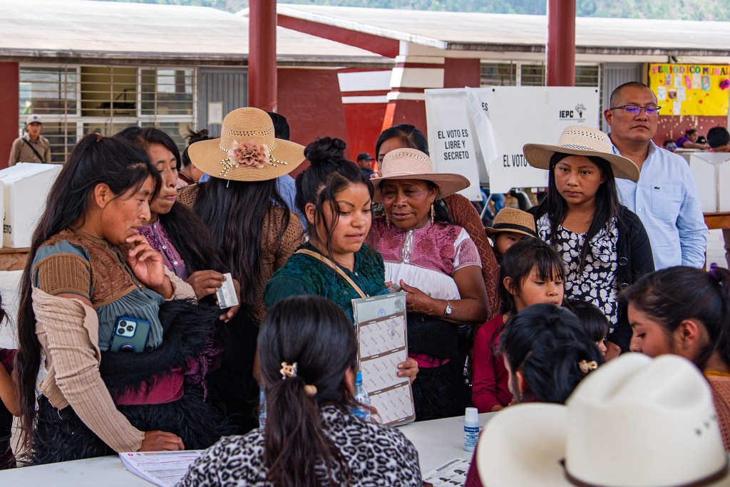 México: Indígenas votan en sur en medio de violencia en Chiapas