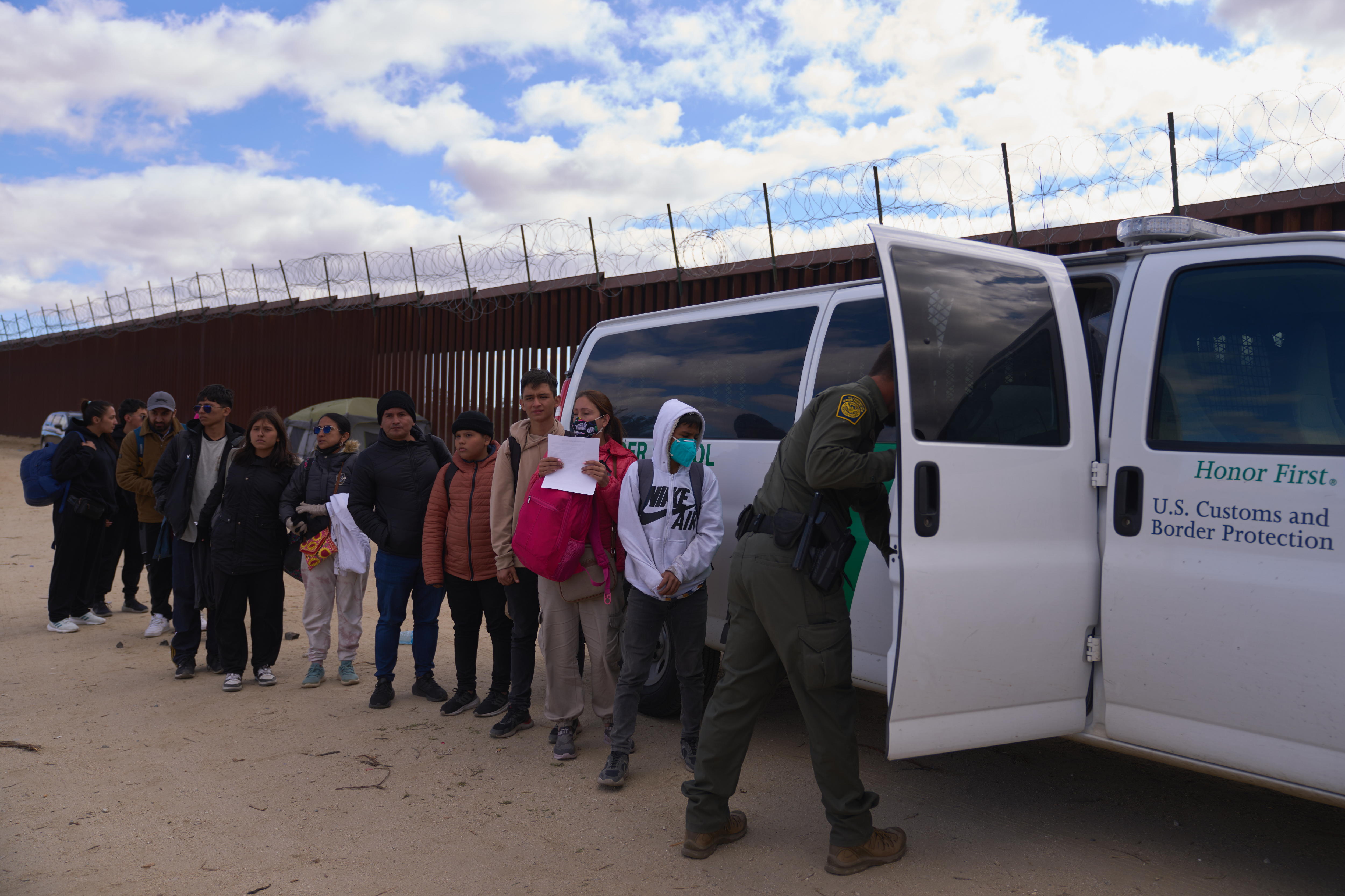 EEUU: Restricciones a asilo reducen en 40 % cruces en frontera