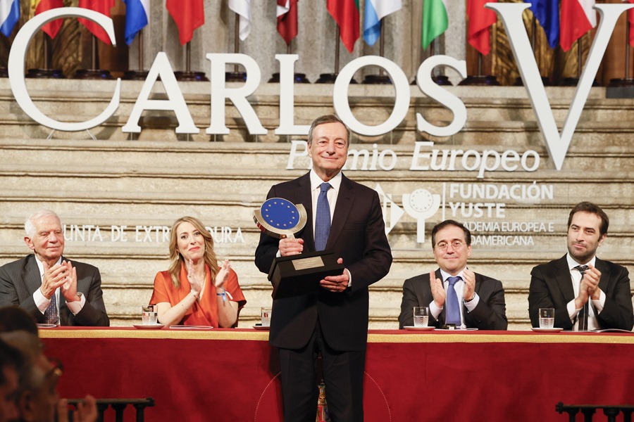 Draghi recibe el Premio Carlos V en una ceremonia presidida por Felipe VI