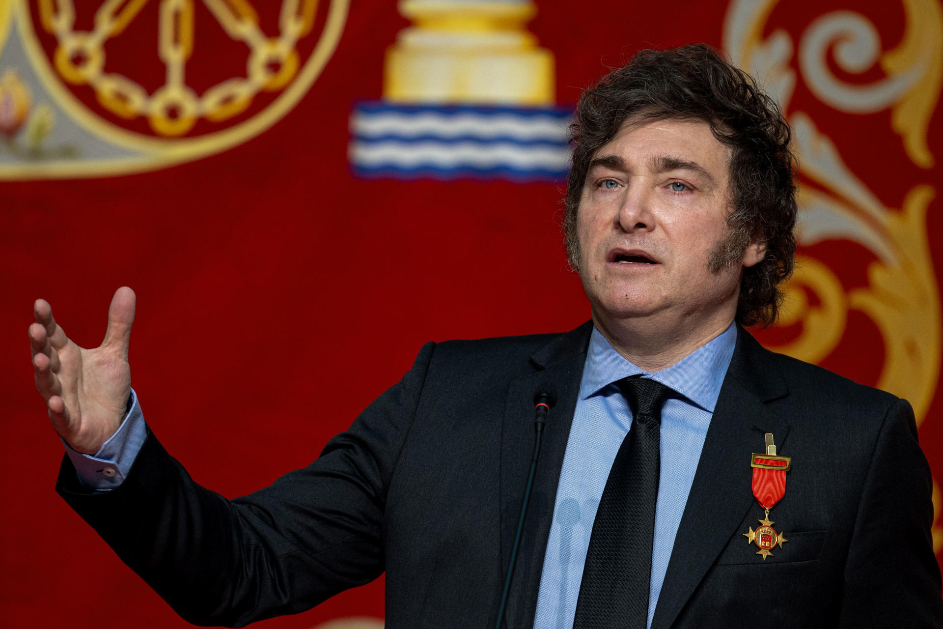 Crítican la entrega de la medalla a Milei de manos de Ayuso