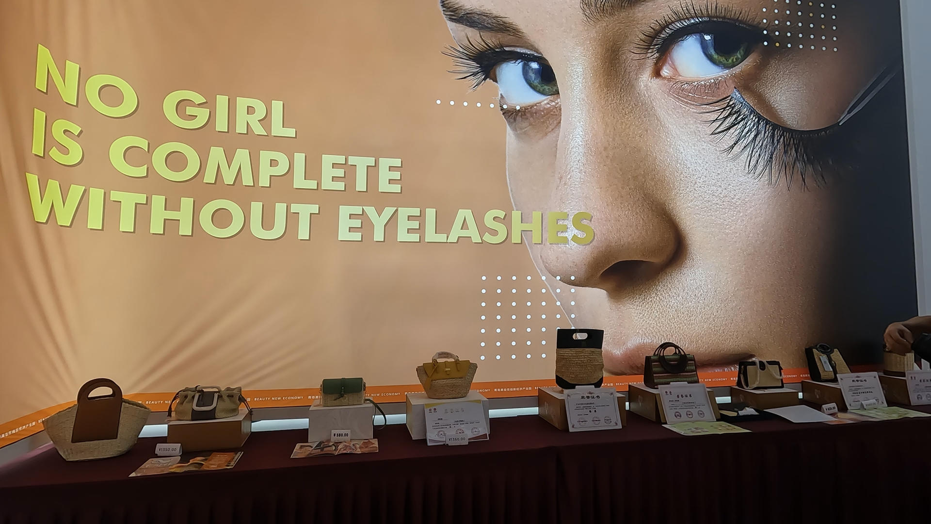 China's fake eyelash industry blinks at the world - EFE