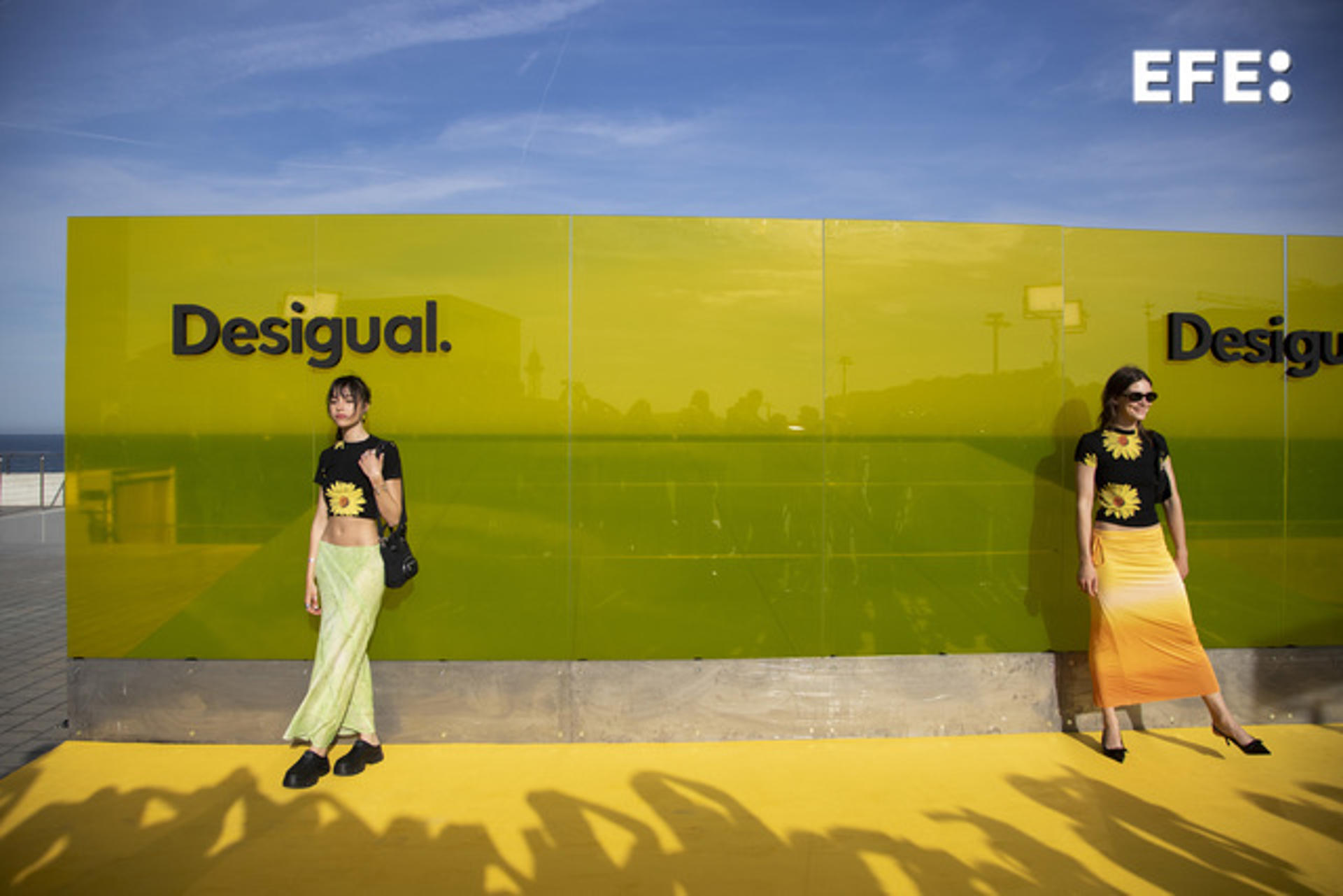 Desigual celebra sus cuatro décadas de legado colorista con un desfile ...