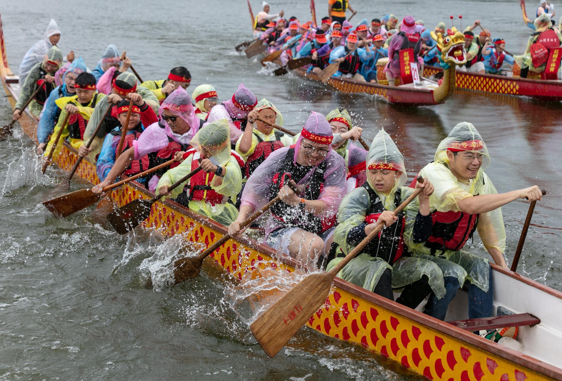 China celebrates Dragon Boat Festival under heat wave, rain warnings - EFE