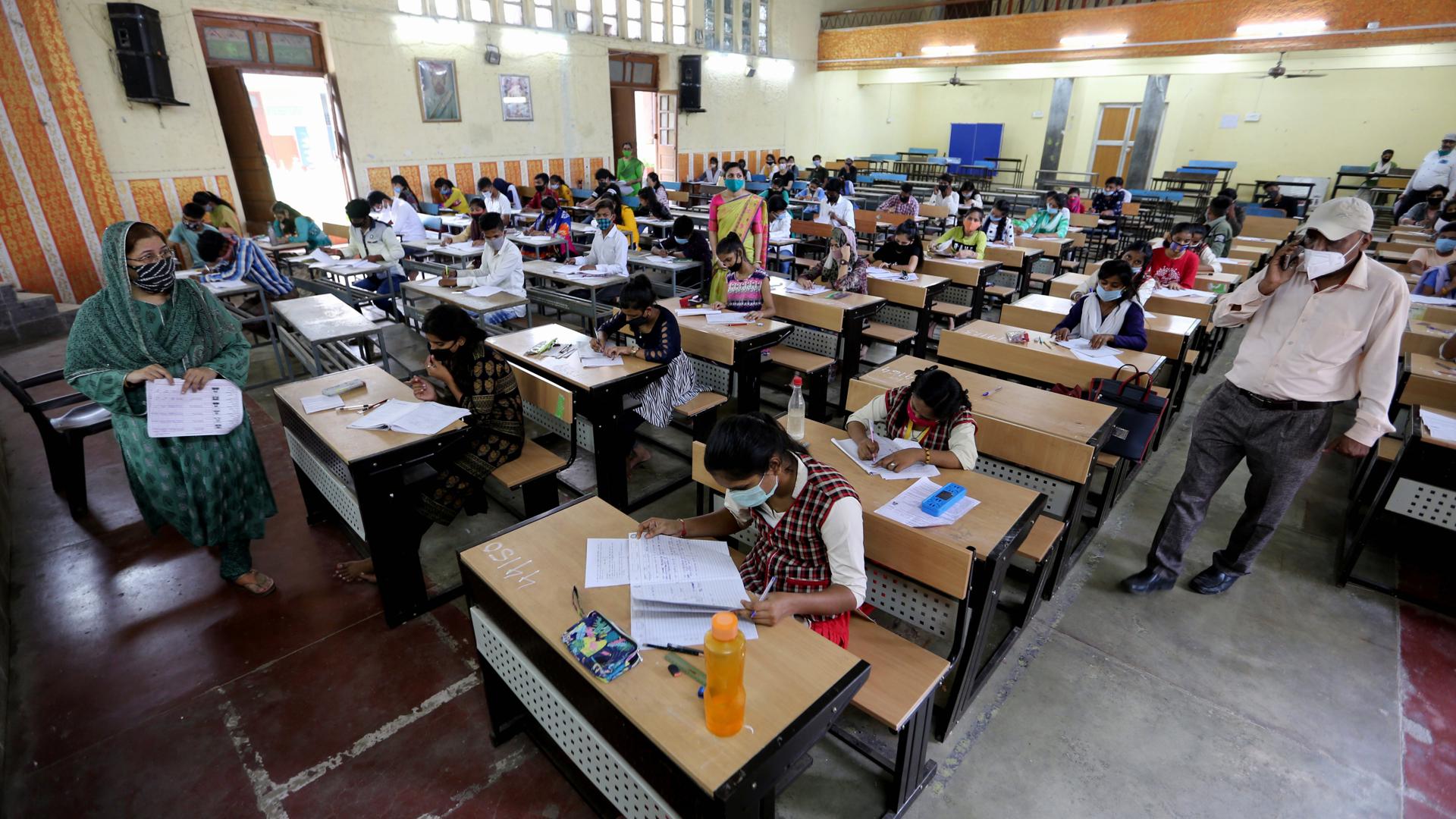 Exam Cancelled in India Amid Suspicions of Question Leak - EFE Noticias