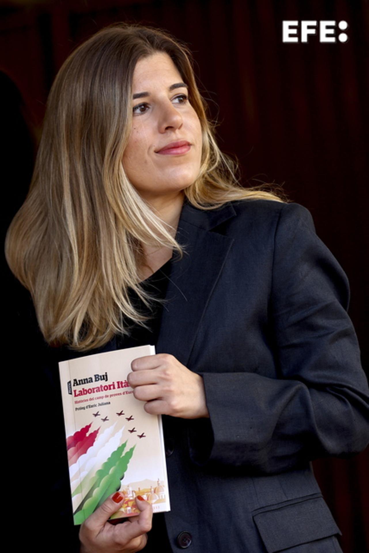 La periodista Anna Buj dibuja en el libro "Laboratori italià" el campo ...