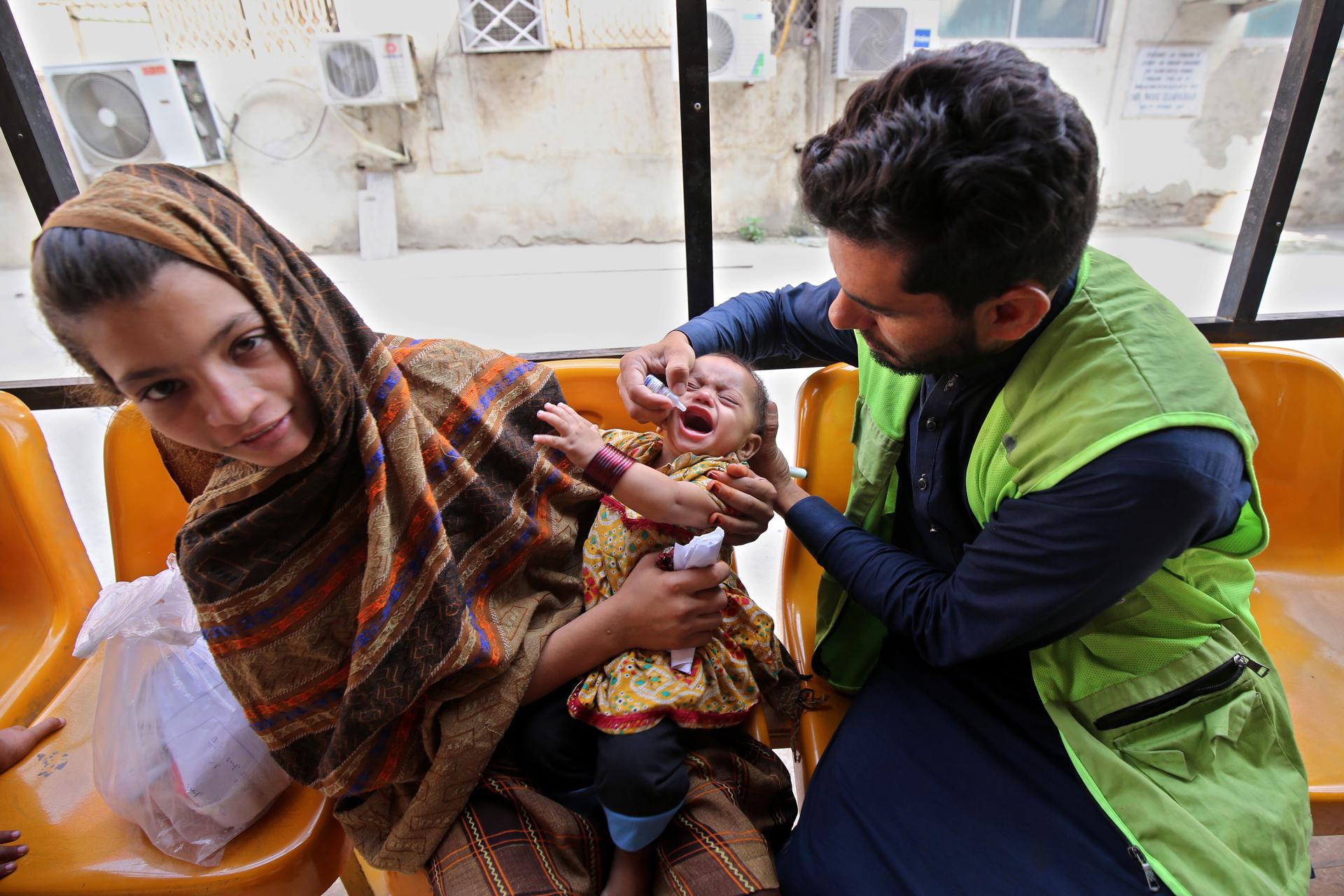 Pakistan kicks off anti-polio campaign amid surge in cases - EFE