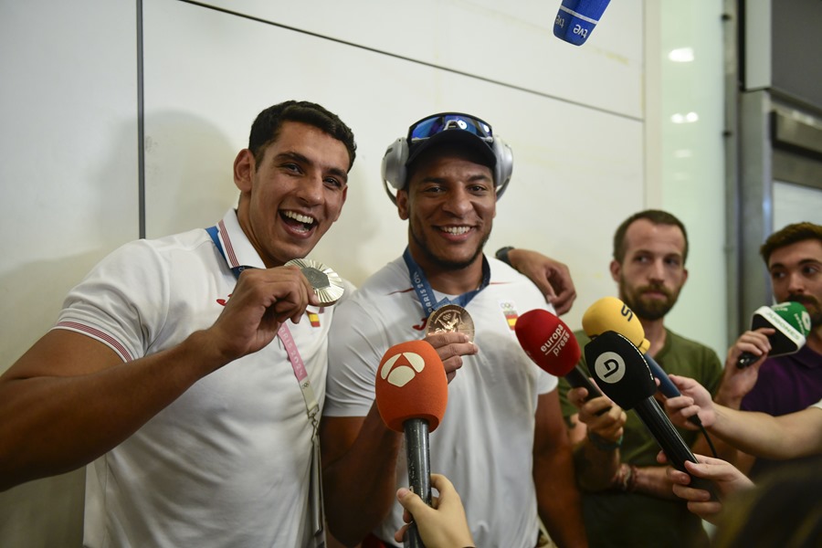 Familiares y amigos reciben al boxeador Enmanuel Reyes