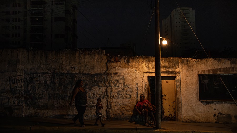 Venezuela sufre un apagón nacional por un supuesto "sabotaje eléctrico"