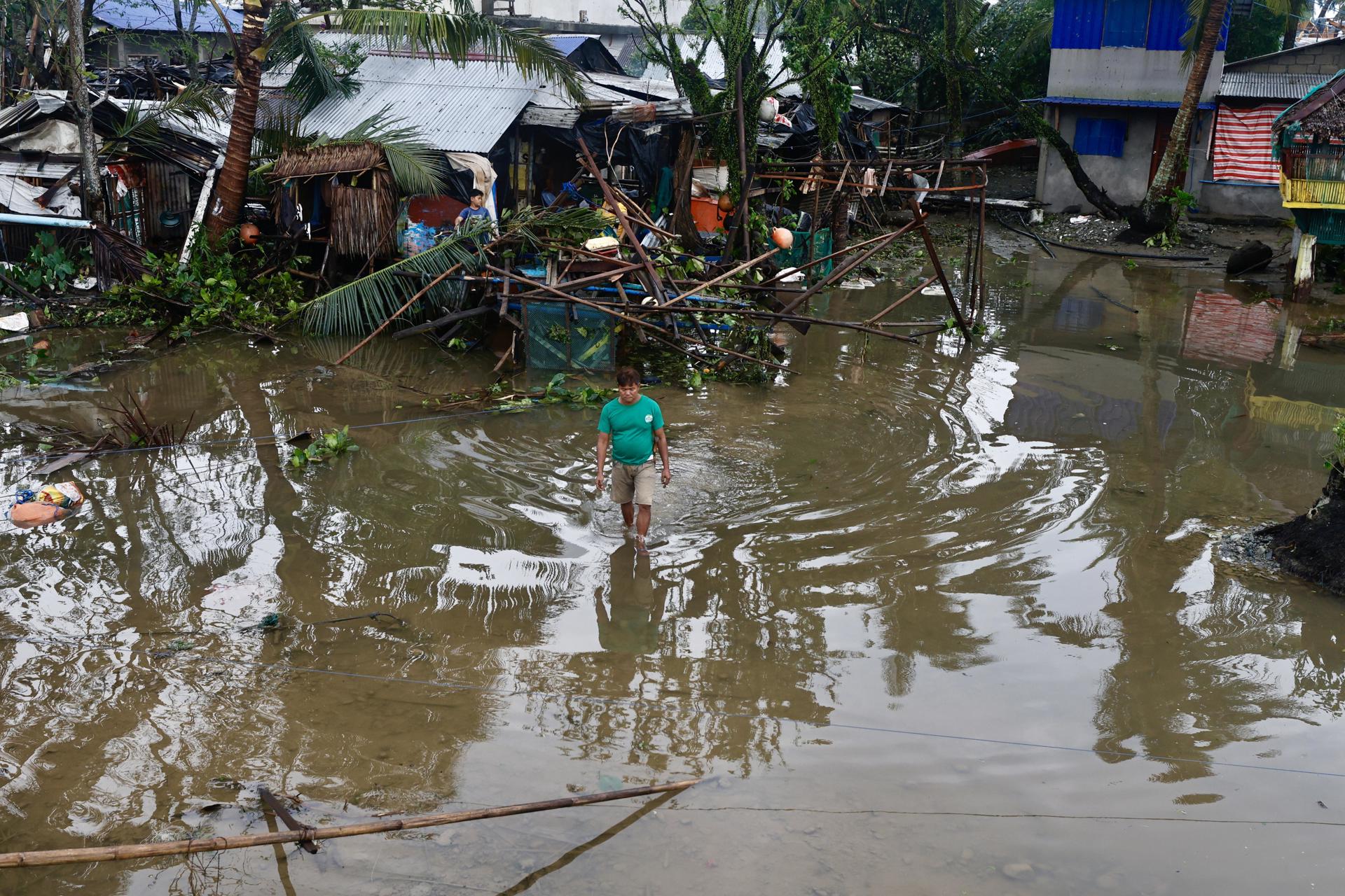 At least 8 killed as super typhoon Man-yi hits northern Philippines - EFE
