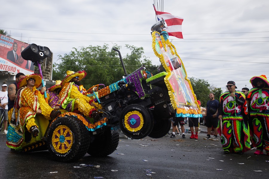 Festival de máscaras congrega a miles de personas en Puerto Rico