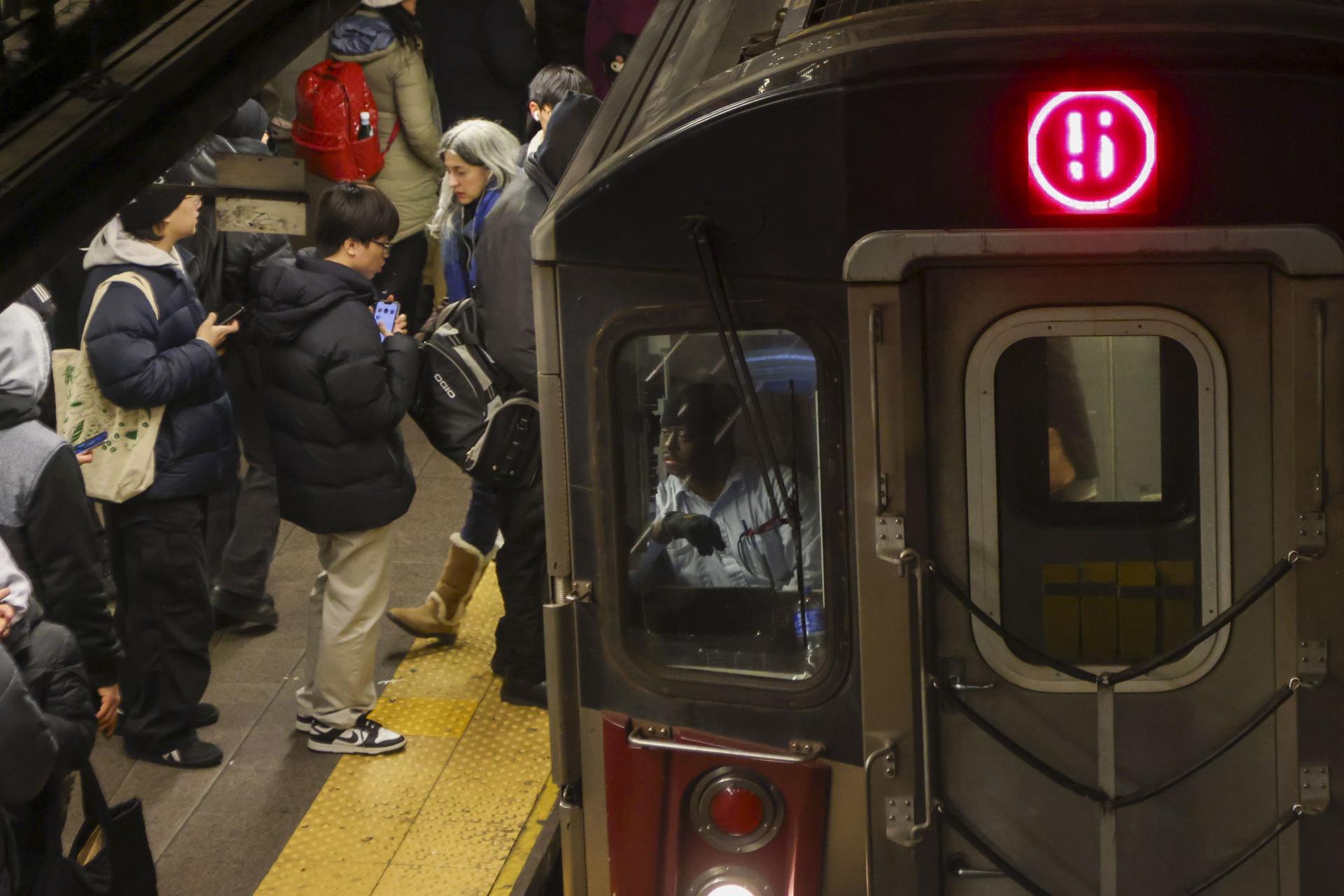 Descubren identidad de mujer quemada en metro de Nueva York