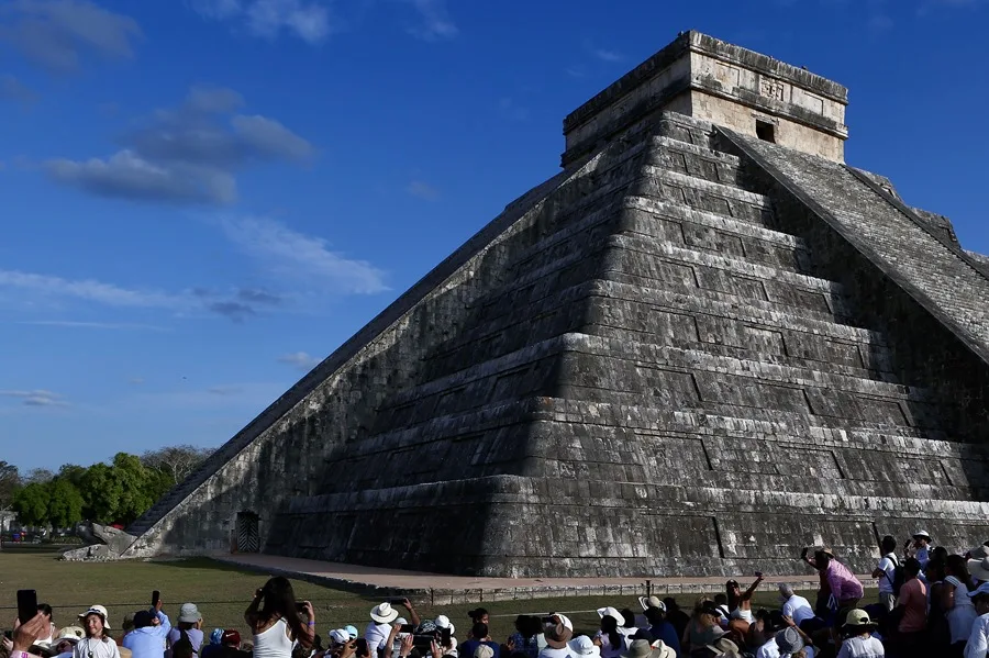 Turista alemán sube al Castillo de Chichén Itzá y es golpeado