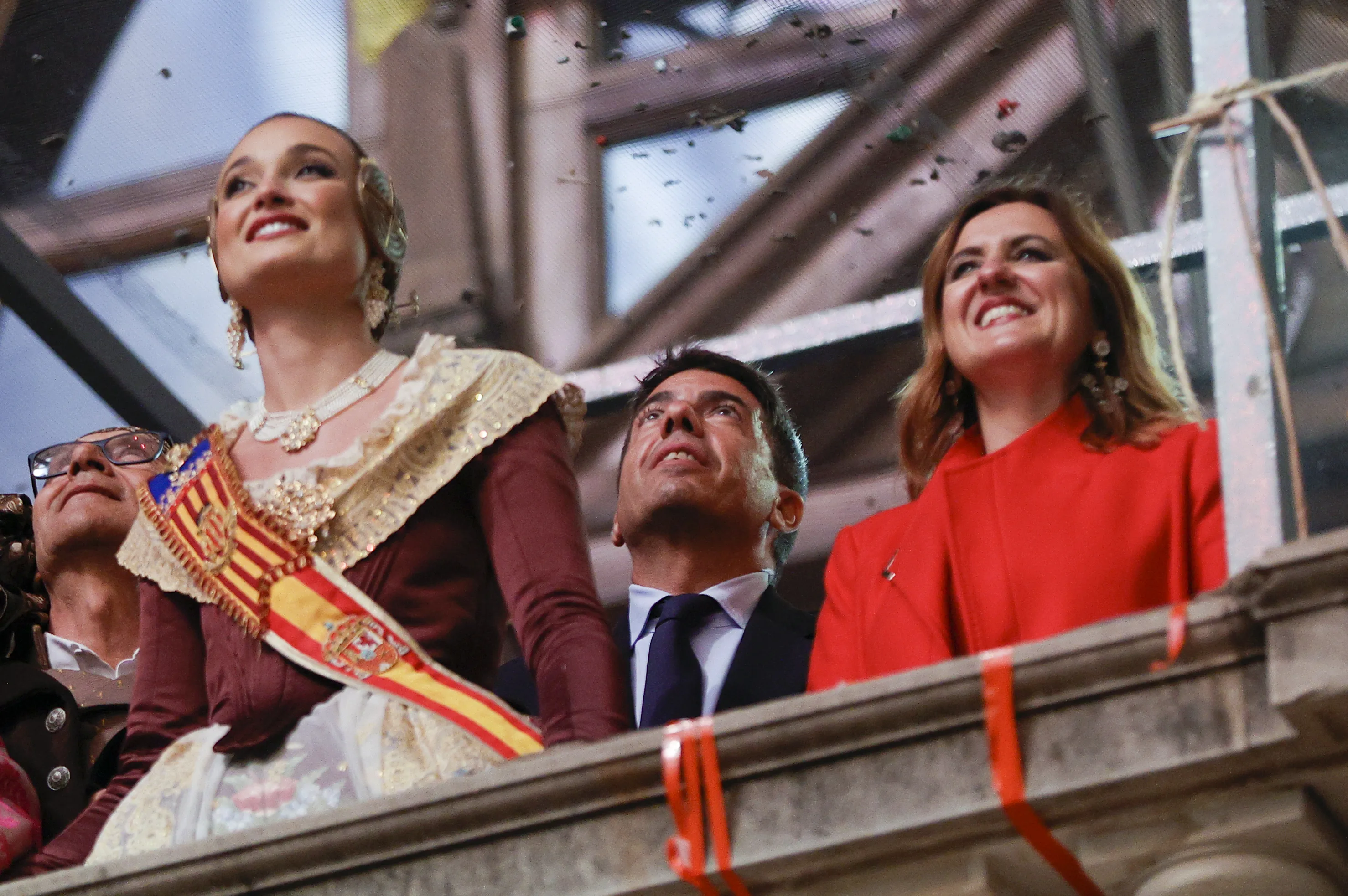 Mazón asiste a la Cremà de la falla municipal desde el Ayuntamiento de ...