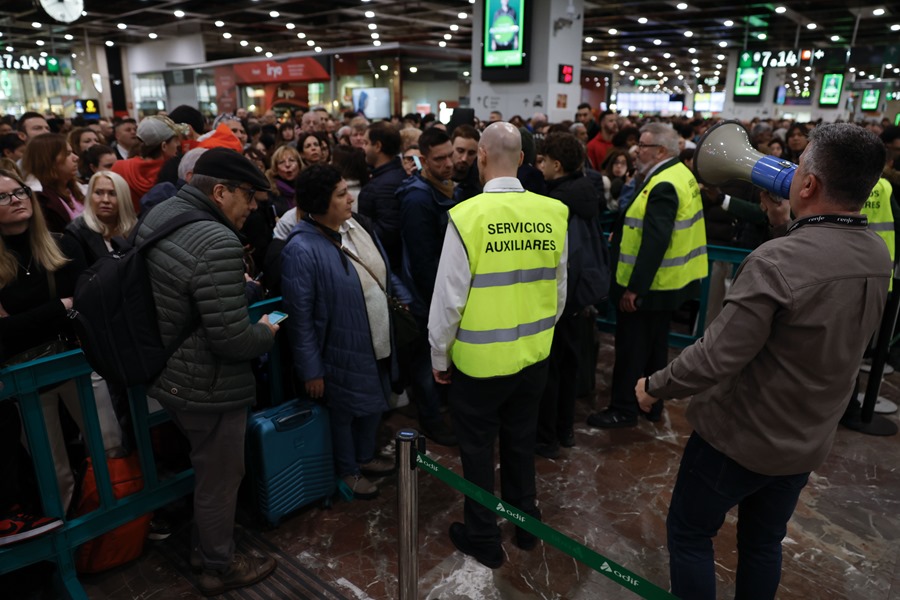 Evacuados 403 viajeros de tren averiado