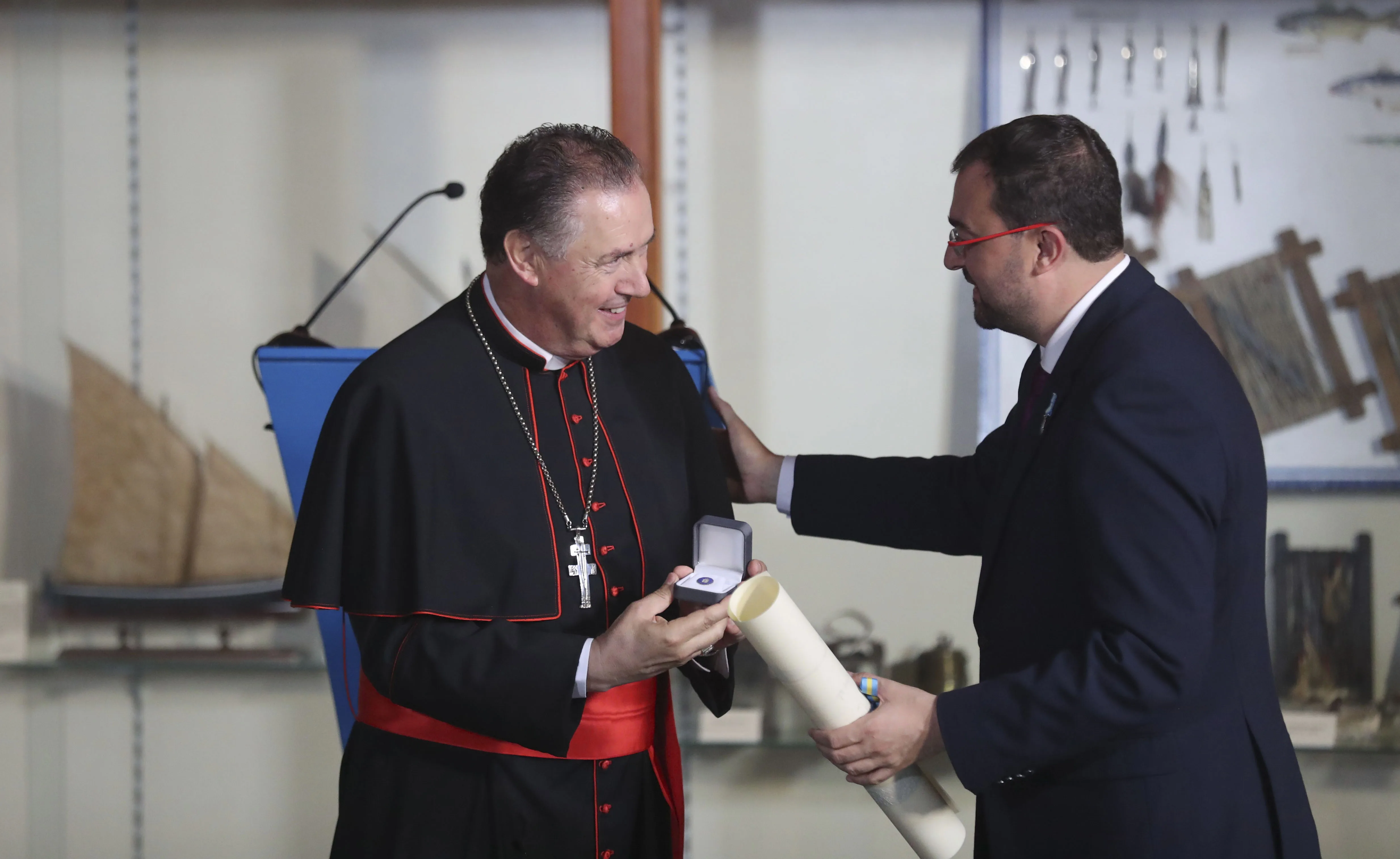 Ángel Fernández participará en la votación para el nuevo papa