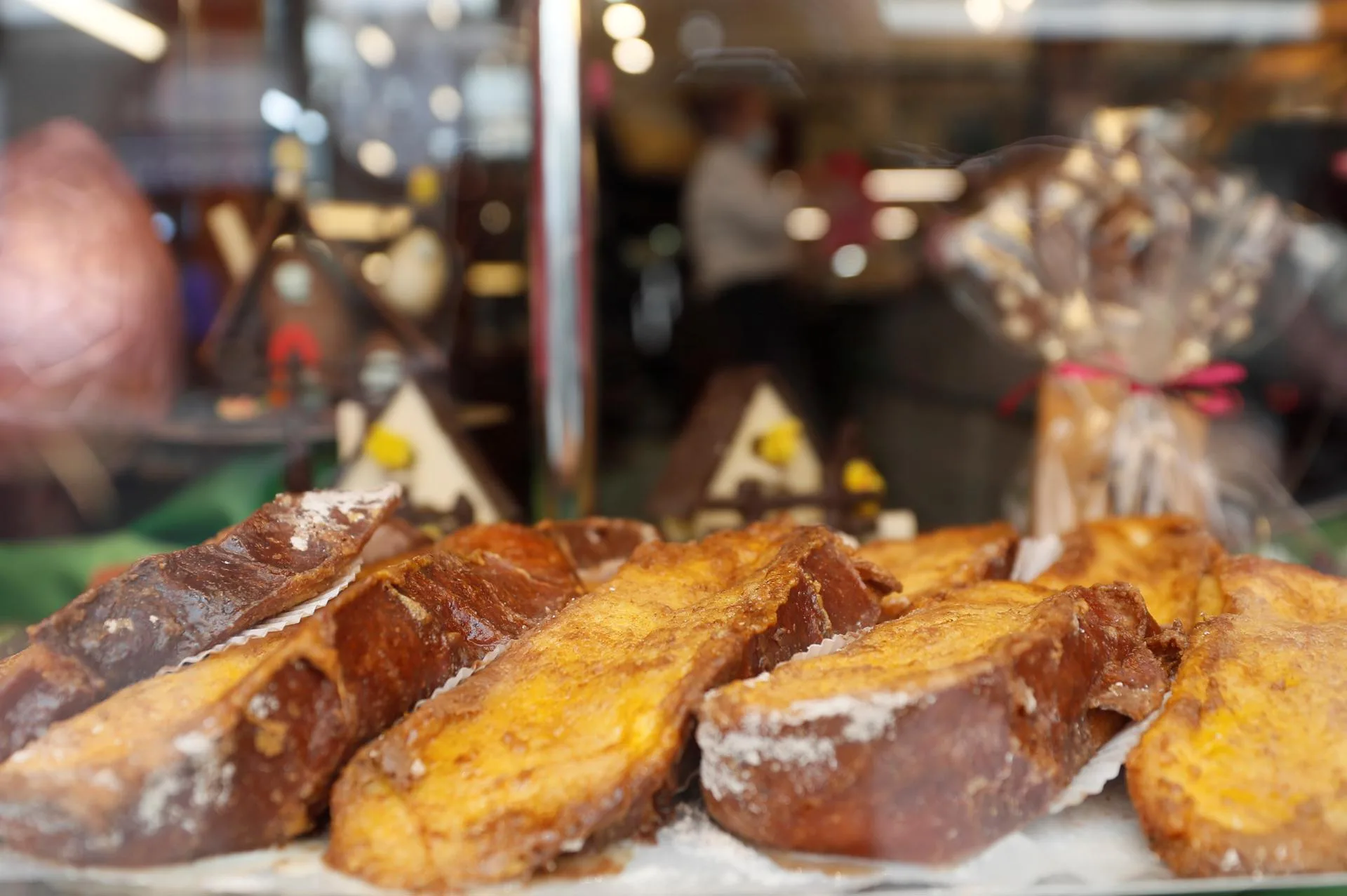 Las torrijas y monas exhiben creatividad por Pascua