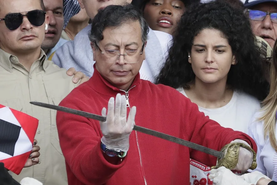 Colombia: Petro llega con la espada de Bolívar a marcha del Día del Trabajo