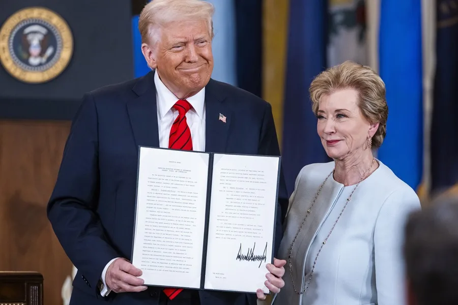 Carta de la secretaria de Educación a Harvard desata polémica