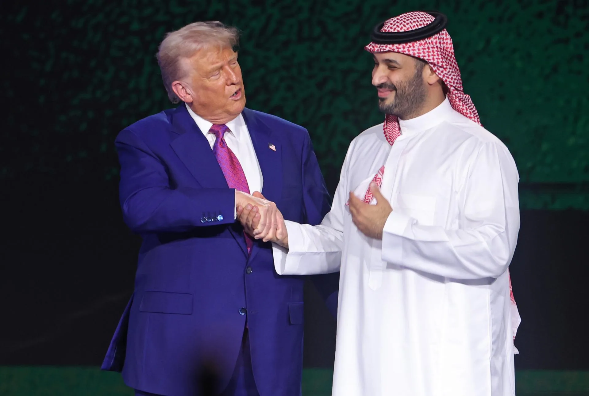Trump’s Gulf Blitz: Syria Talks, $600B in Deals, New Air Force One EFE