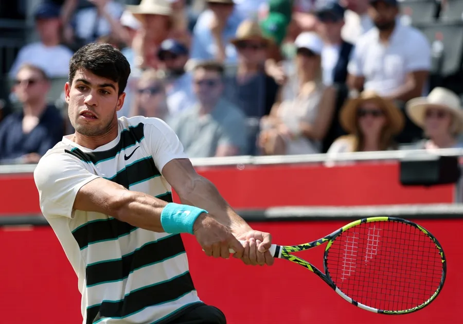 Alcaraz se estrena en Queen's con victoria Alcaraz se estrena en Queen's con victoria