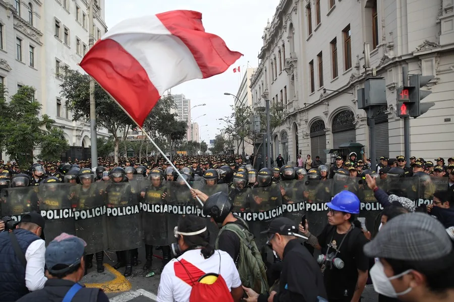 Protesta en Perú contra el Gobierno termina con disturbios y heridos